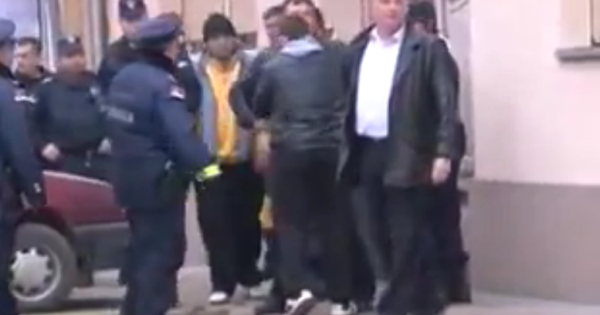 Вучићеви батинаши напали новинаре у Оџацима (видео)